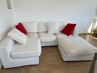 divano con poggia piedi e penisola movibile