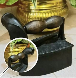 Raro ed antico ferro da stiro a camino in ghisa 