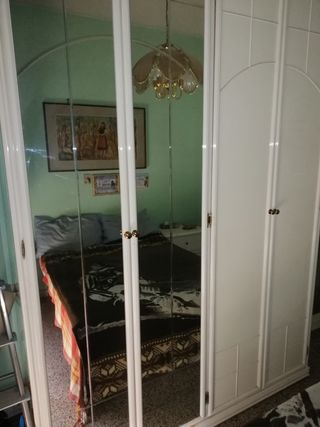 Armadio con specchio, como' e 2 comodini 