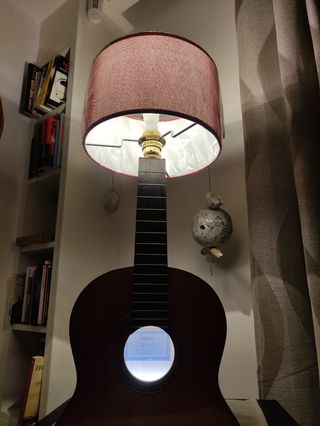 Lampada artigianale chitarra.