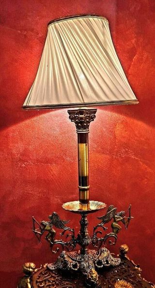 lampada in bronzo con colonna corinzia e cupidi 