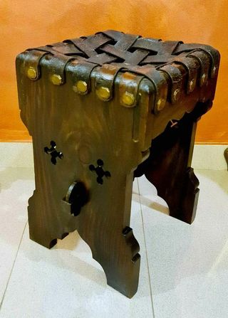 Antico sgabello in legno e cuoio/pelle restaurato 