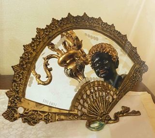 antico specchio a forma di ventaglio in bronzo