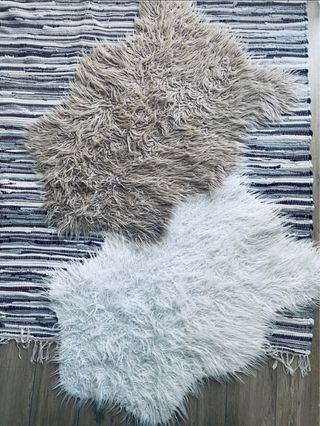 Due tappeti pelliccia sintetica