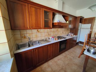 Cucina completa di tavolo e sedie
