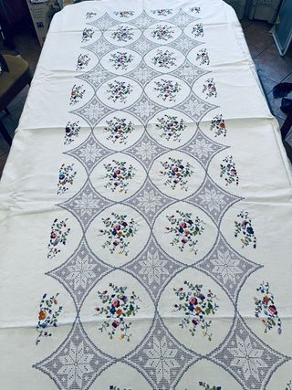 Tovaglia ricamata a mano con 12 tovaglioli