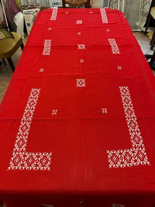 Tovaglia rossa ricamata a mano con tovaglioli