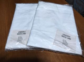 n. 2 lenzuola in misto lino. 