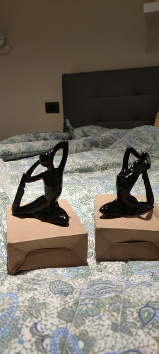 2) sculture di donne in posa "yoga"