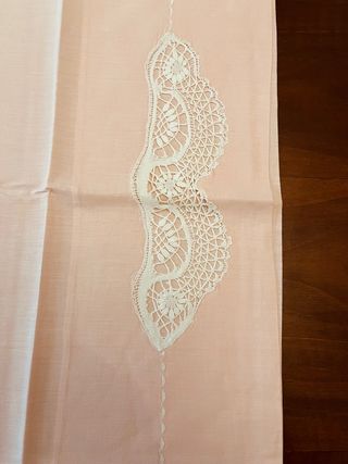 Lenzuola con pizzo e tovaglia di cotone