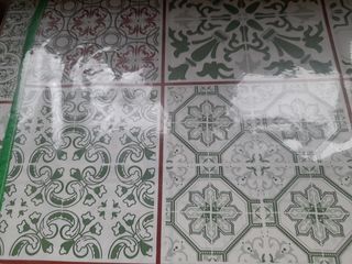 una tovaglia plastificata rettangolare misura 120×