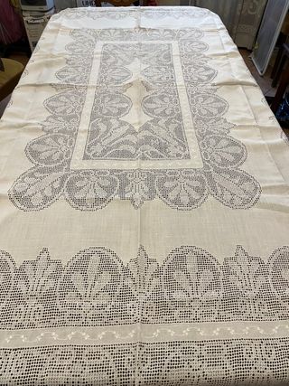 Tovaglia di cotone a filet con ricamo a mano