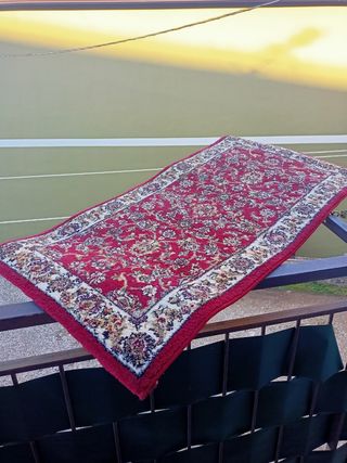 Tappeto persiano con base rossa