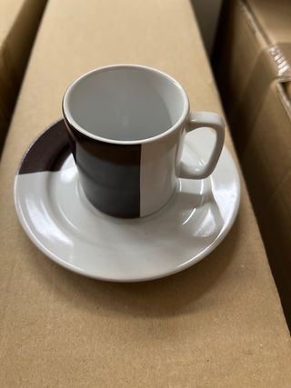 Due tazzine da caffè con piattino