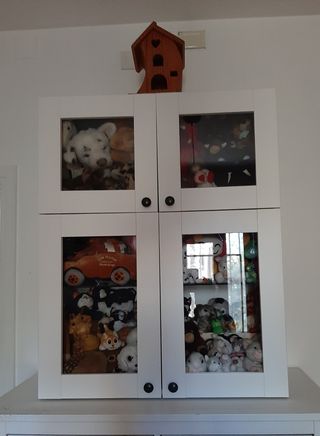 mobiletto pensile a vetrina. 