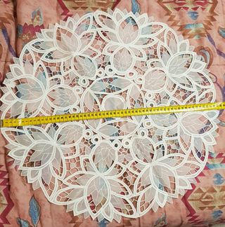 Centro in tessuto di pizzo. 