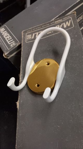 attaccapanni in metallo buanco con placca ottone