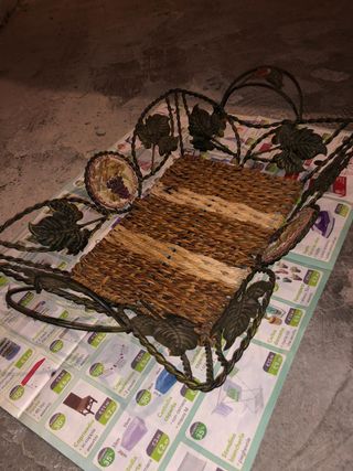 Centrotavola in ferro battuto e legno con disegni 