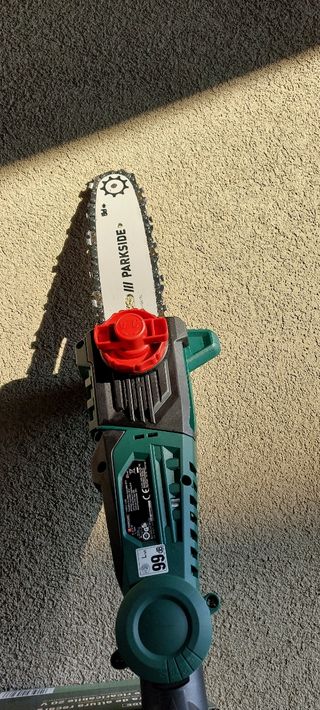 Potatore ricaricabile per alberi e siepi
