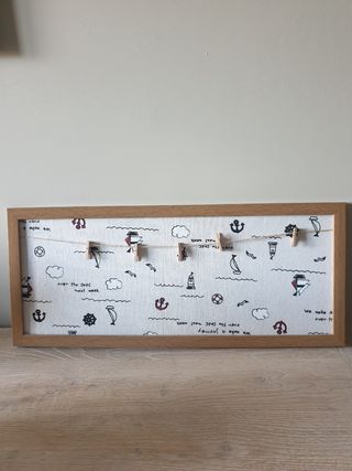 cornice legno con mollette per foto