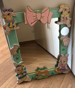 Specchio con decorazioni 