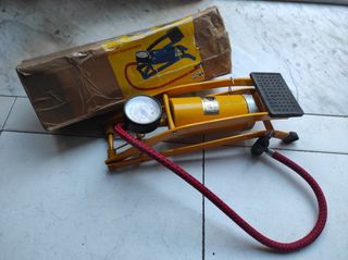 Pompa a pedale con manometro. 