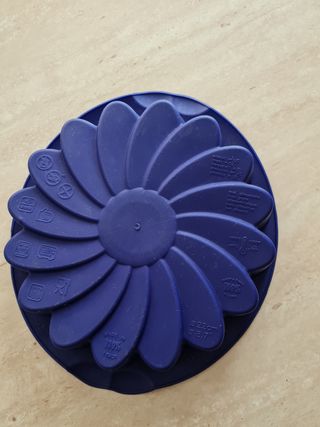 Tortiera in silicone blu a forma di fiore