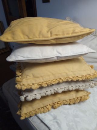 5 Cuscini Coordinati. 3 Senape, 2 Bianchi.