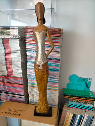scultura di donna in legno. H. 70 cm