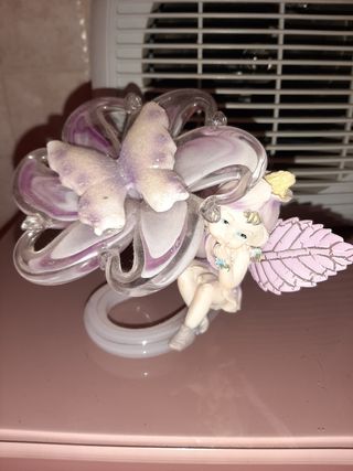 fiore in vetro con elfo rosa