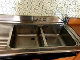 cucina con tavolo e sedie