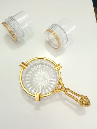 Posacenere e due bicchieri in vetro e dorato