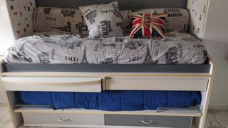 Letto doppio singolo con materassi in condizioni a