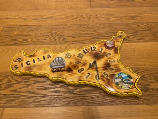 Orologio da parete a forma di sicilia