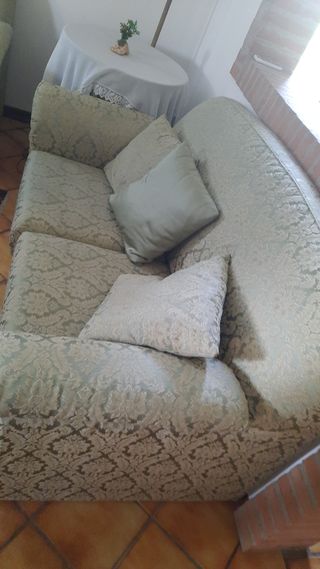 due divani a due posti con cuscini