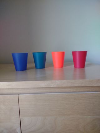 4 bicchieri colorati in robusta plastica 