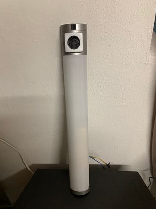 Lampada da fissare al muro con presa di corrente