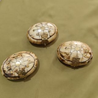 Tris di portagioie in madreperla incastonati a man