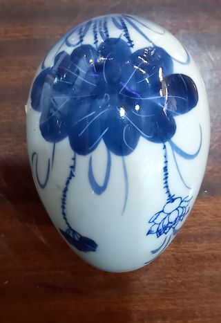 piccolo portagioie in porcellana dipintamano vinta