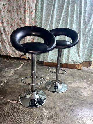 Sgabelli rivestiti in pelle 