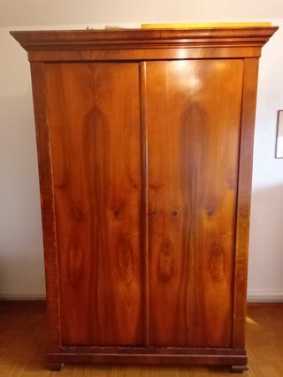 Armadio in legno massello antiquariato