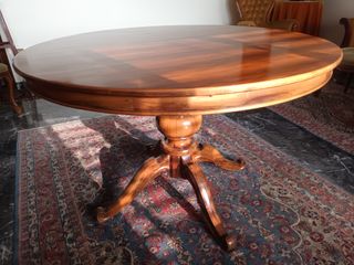 Tavolo in legno di noce rotondo allungabile