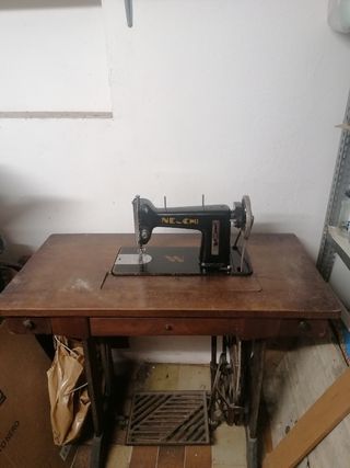 Macchina da cucire Necchi antica