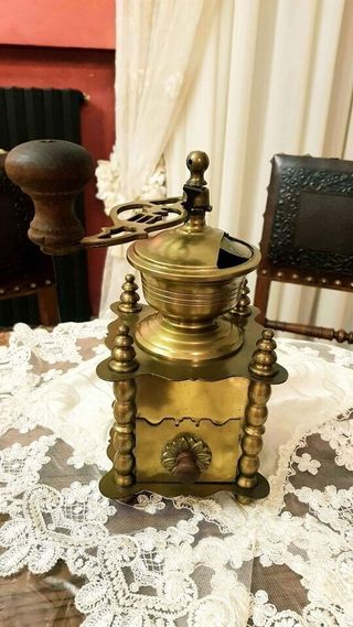 antico macinacaffè a manovella funzionante bronzo