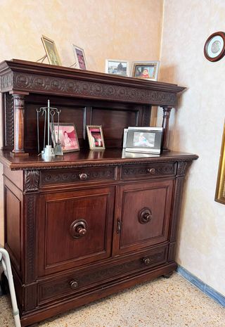 CREDENZA CON TAVOLO E SEDIE