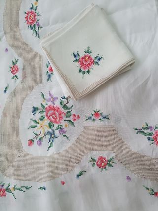 tovaglia ricamata a mano x8