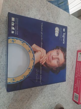 set composto da piatto piano piatto fondo e frutta