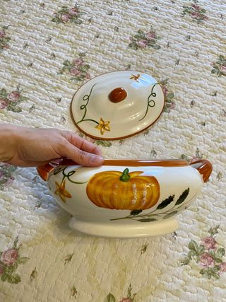 Zuppiera in ceramica dipinta a mano 