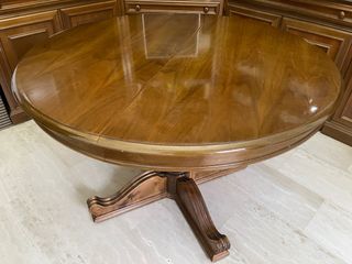 Tavolo in noce rotondo allungabile con sei sedie