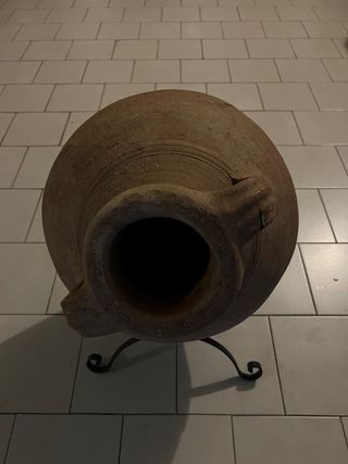 Anfora con piedistallo